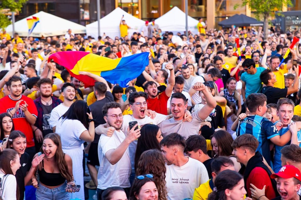 FOTO | EURO 2024, la mall: Românii s-au îngrămădit să vadă meciurile ...