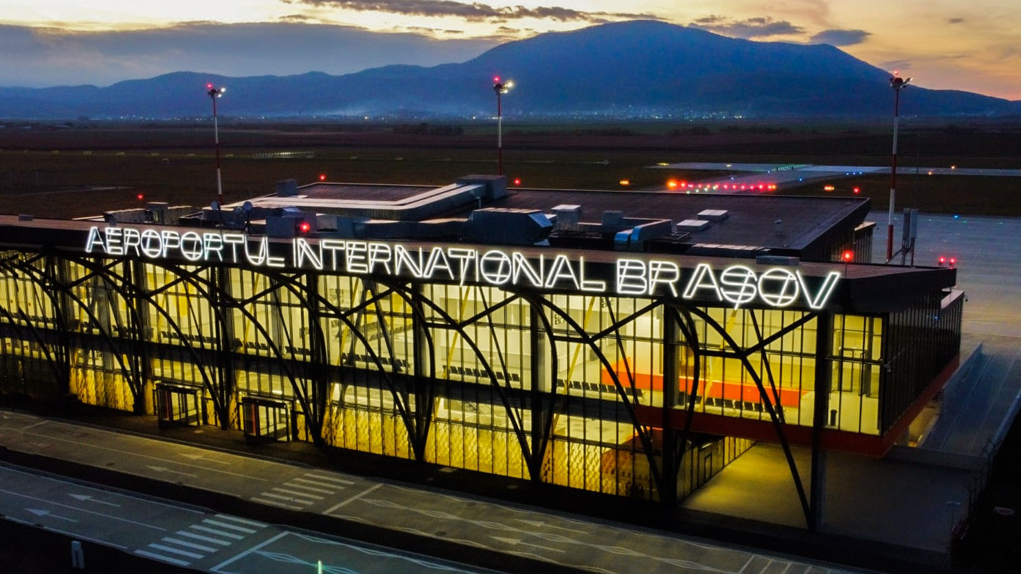 Proaspăt deschis, Aeroportul Brașov are primul scandal: DAN AIR vs. ROMATSA