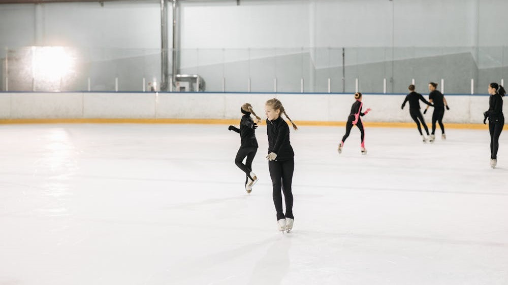 Cursuri gratuite de patinaj pentru copii. Ce sector din București oferă ...