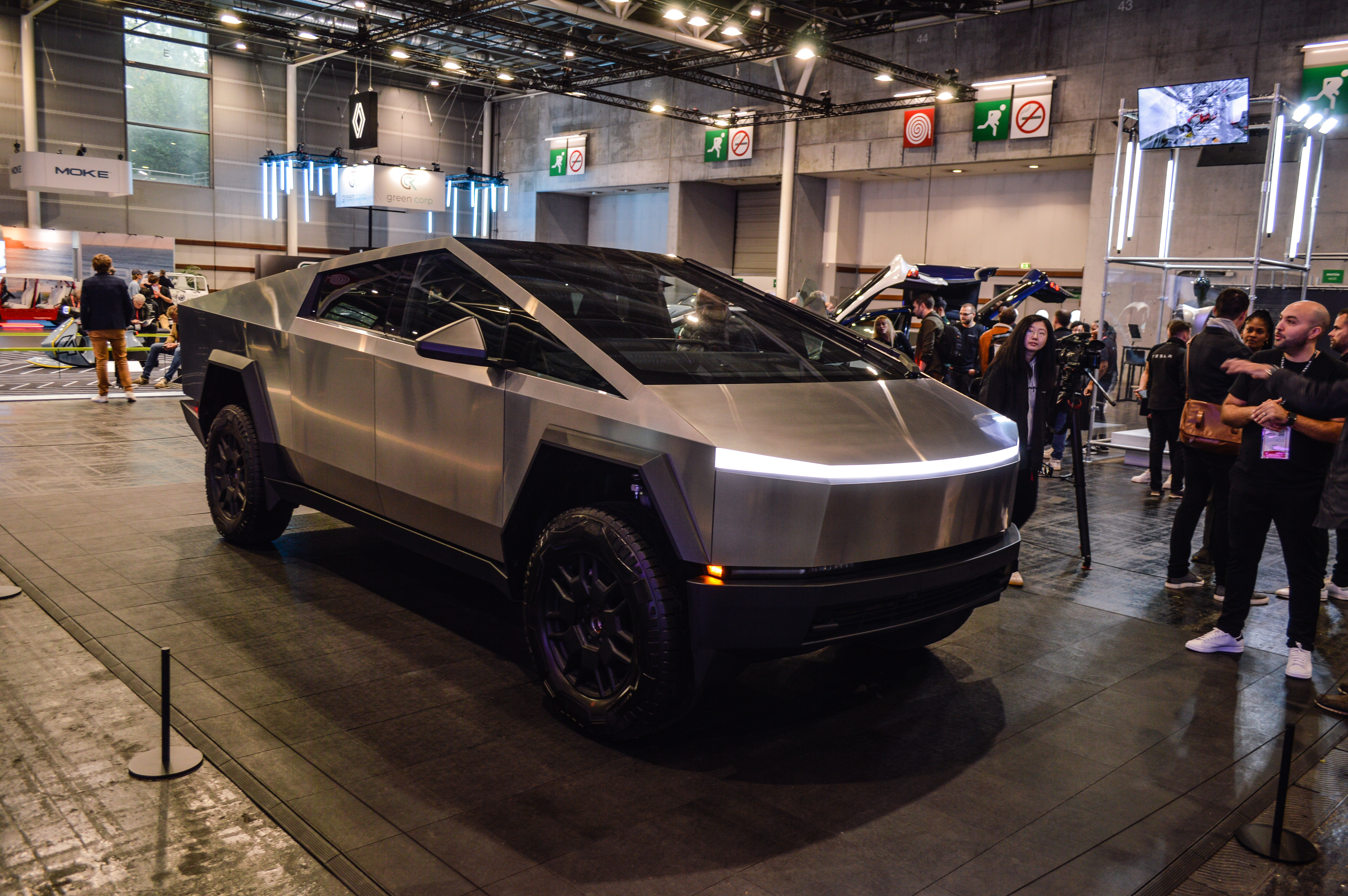 Trucul simplu prin care Tesla Cybertruck poate fi înmatriculată în ...