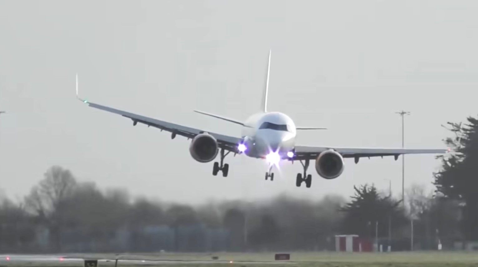 VIDEO viral | Aterizare spectaculoasă în Dublin a unui avion HiSky ...