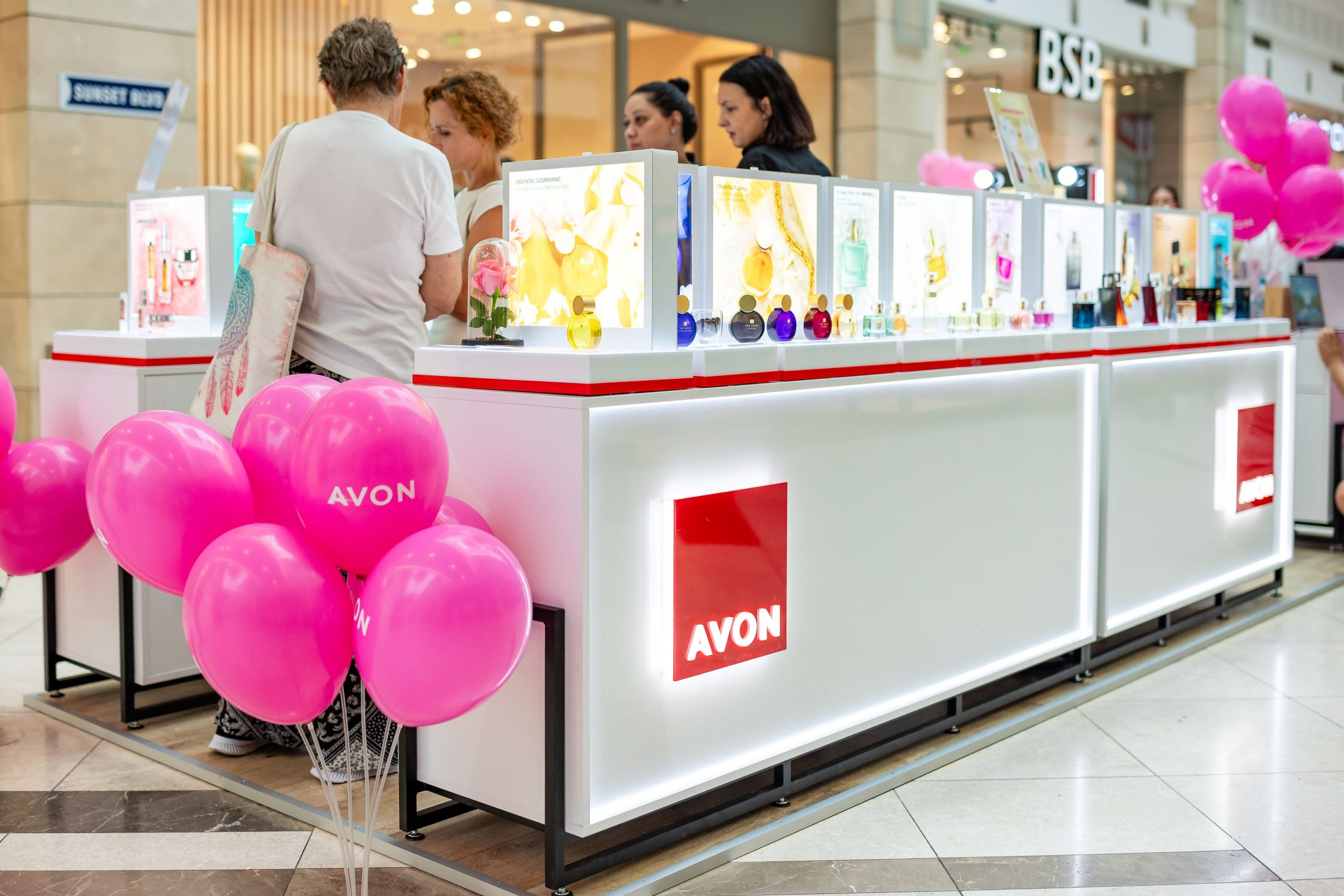 Avon a inaugurat primul magazin din România. Unde se află acesta și ce ...