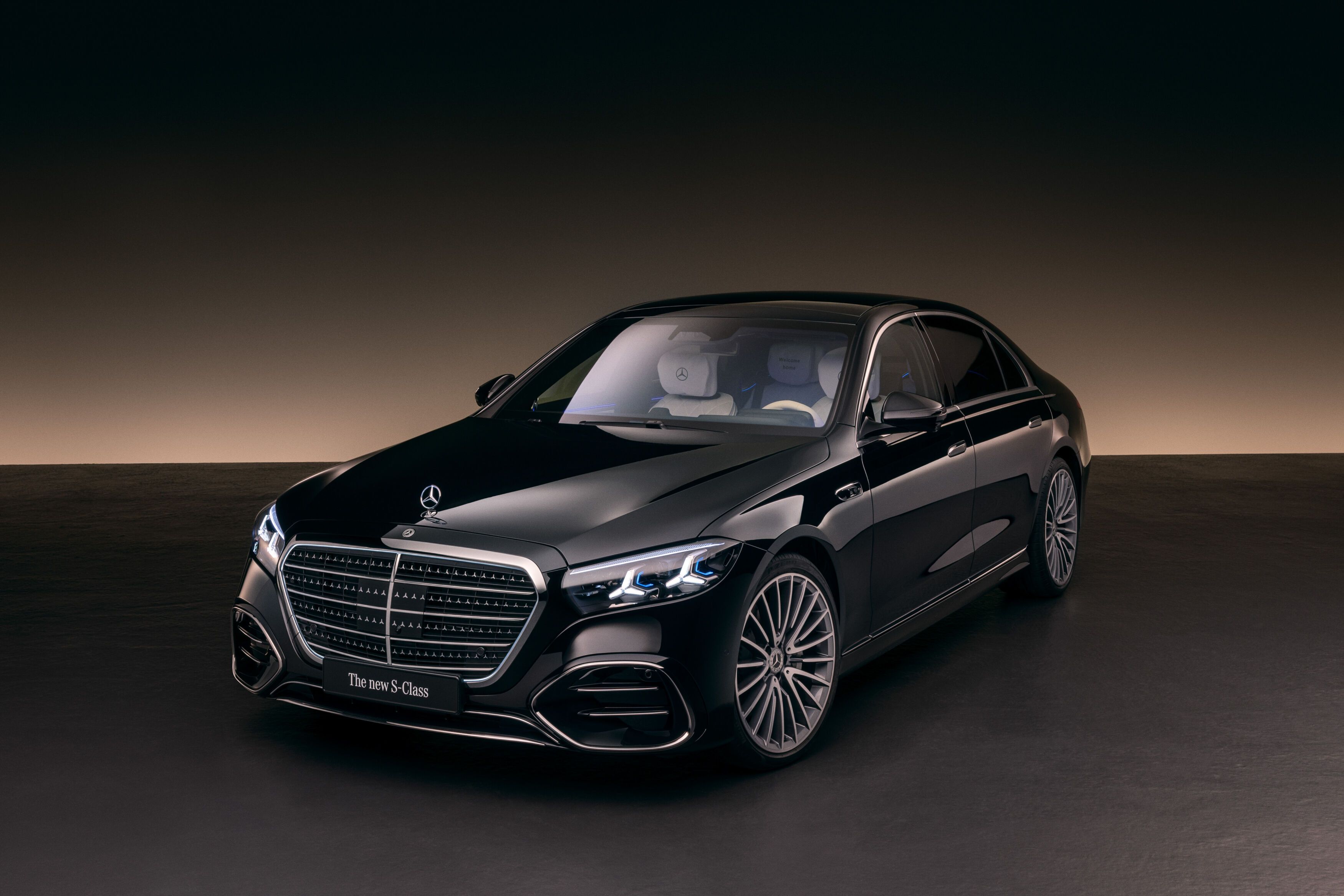 FOTO | Mercedes-Benz aruncă în joc toate trucurile pe care le are odată ...