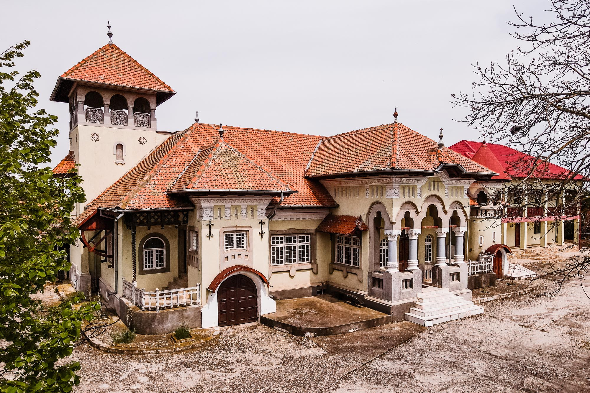 GALERIE FOTO | Unul dintre cele mai frumoase conace din România, scos ...