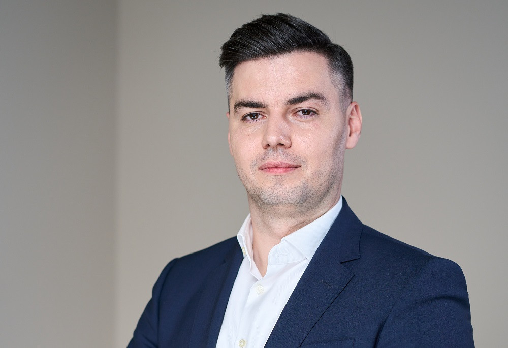Adrian Negru, managerul care administrează averi de milioane, dar și de ...