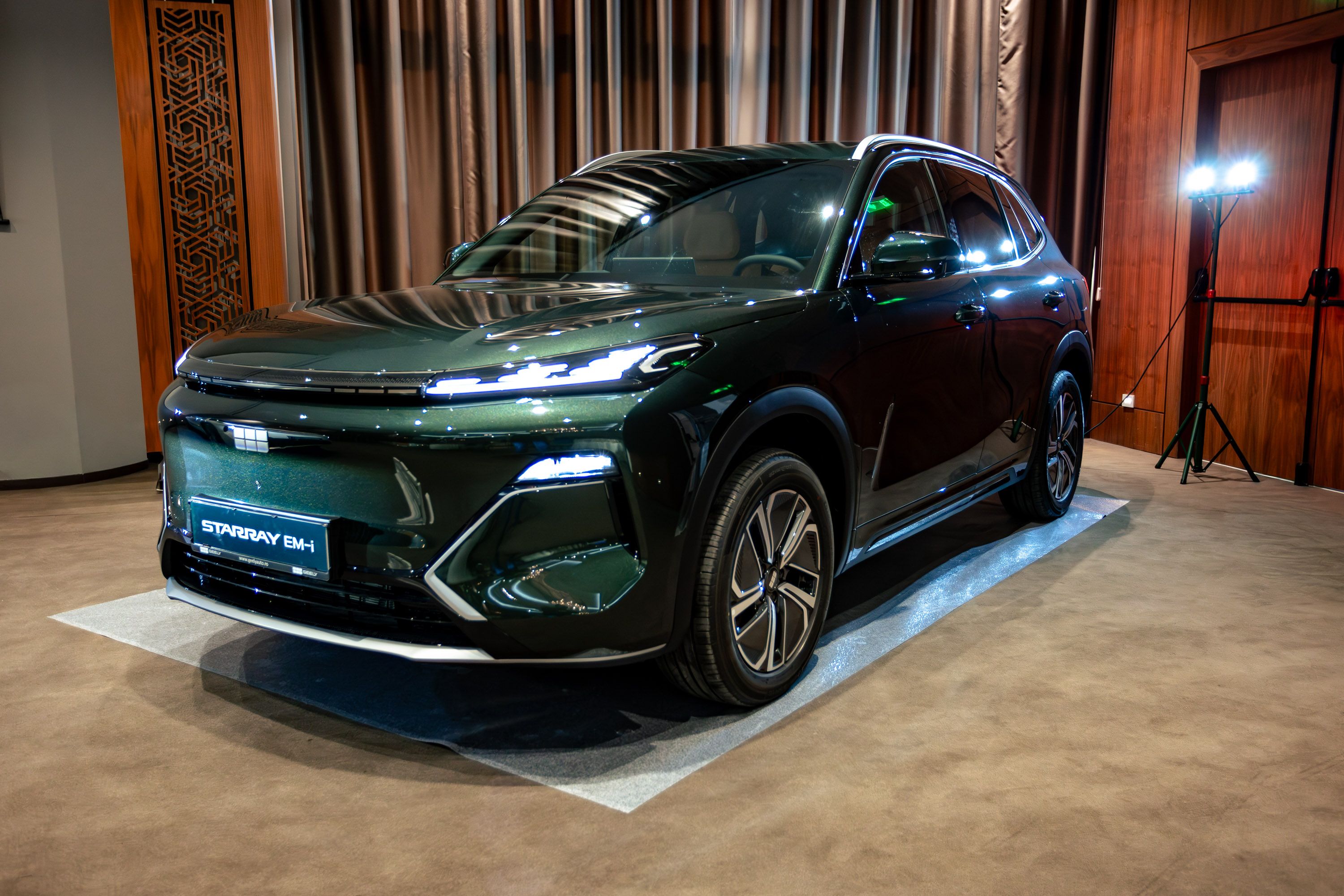 Geely lansează în România versiunea plug-in hibrid a SUV-ului Starray ...