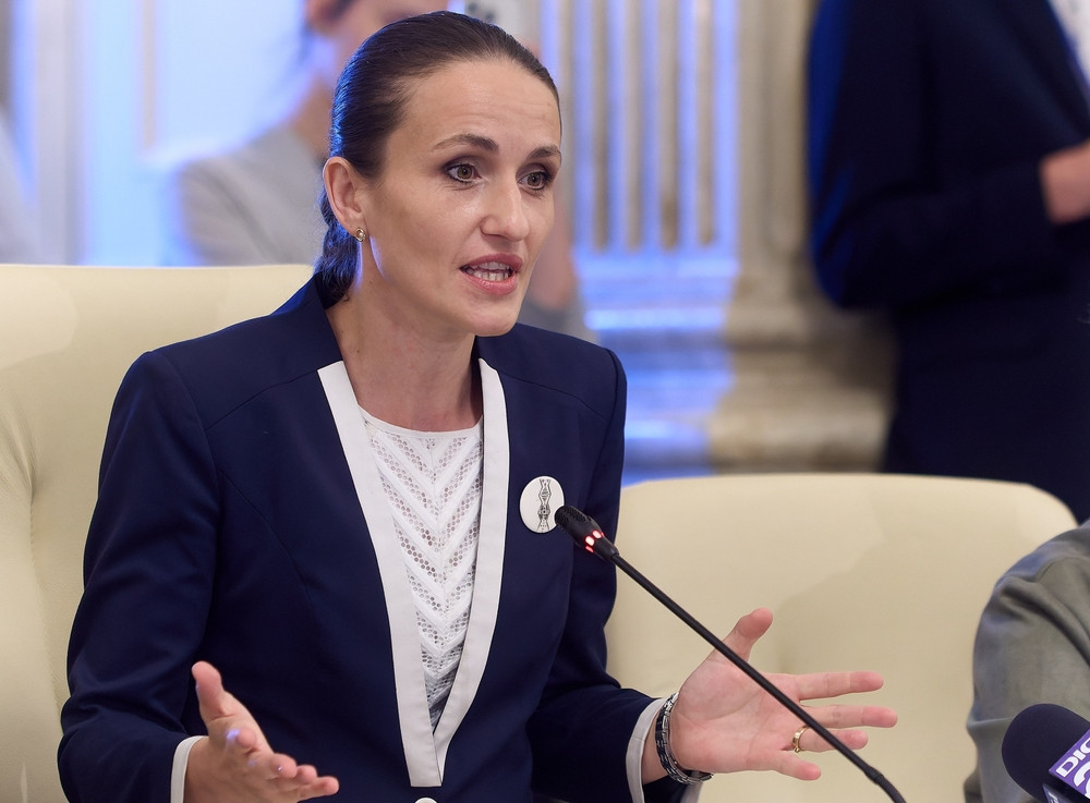 Decizie majoră: Oana Țoiu declasifică peste 5.000 de dosare din primii ...